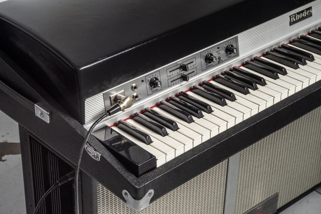 Flagship: 1979 Rhodes Mark I Suitcase 88 restoration – The Chicago ...